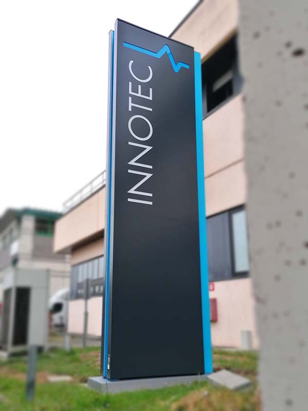 Totem insegna verticale per esterno - Innotec