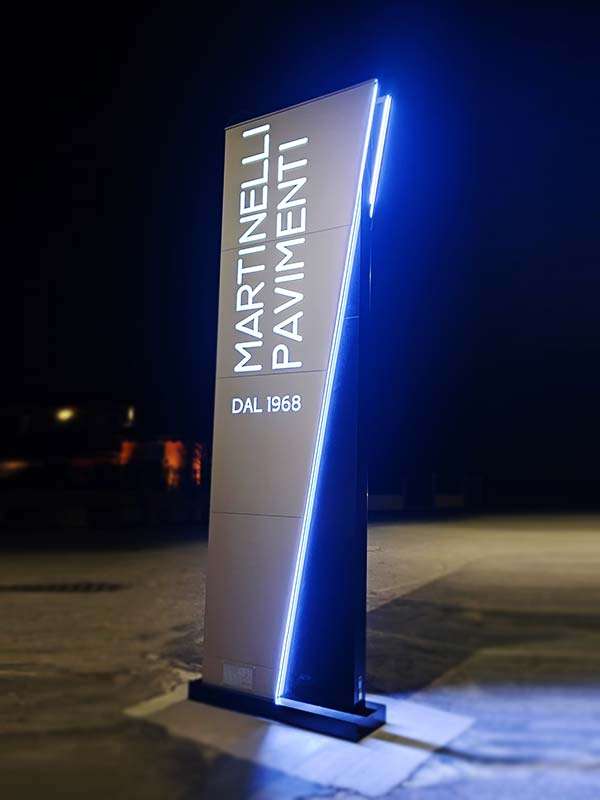Totem aziendale luminoso design - Martinelli Pavimenti